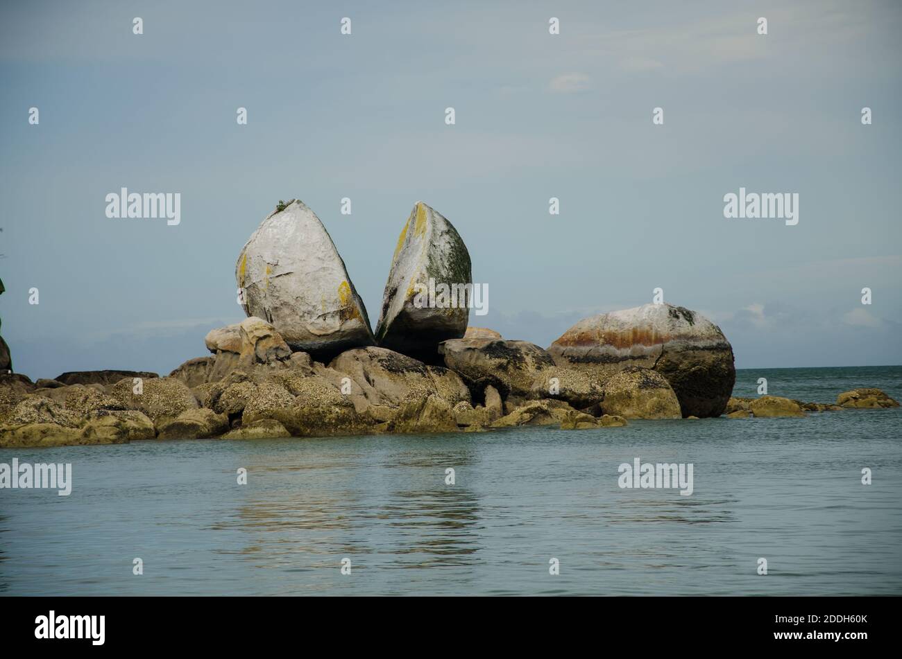 The Split Apple Rock in Kaiteriteri New Zealand Stock Photo - Alamy
