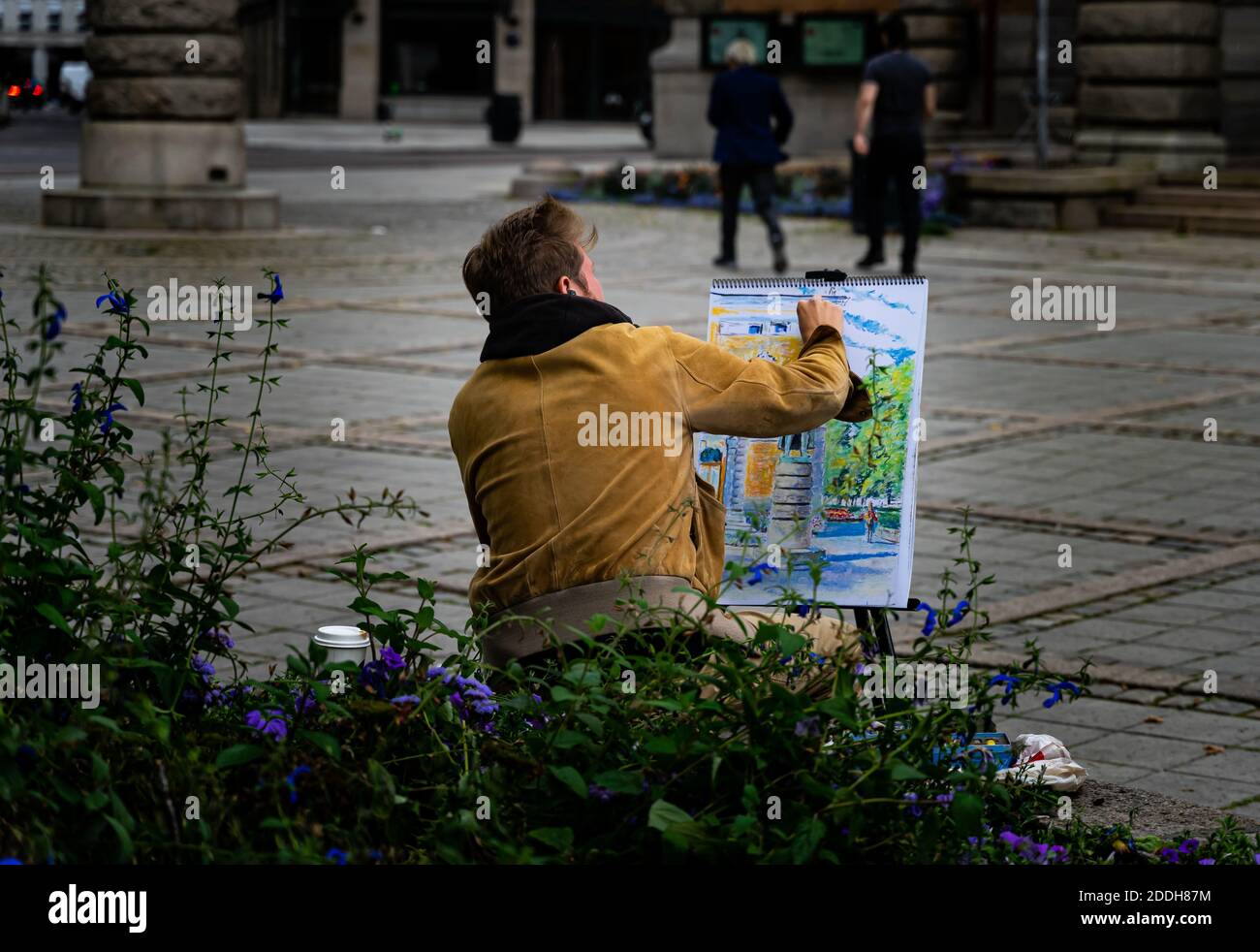 Man making a painting of a building on the city square. High quality ...