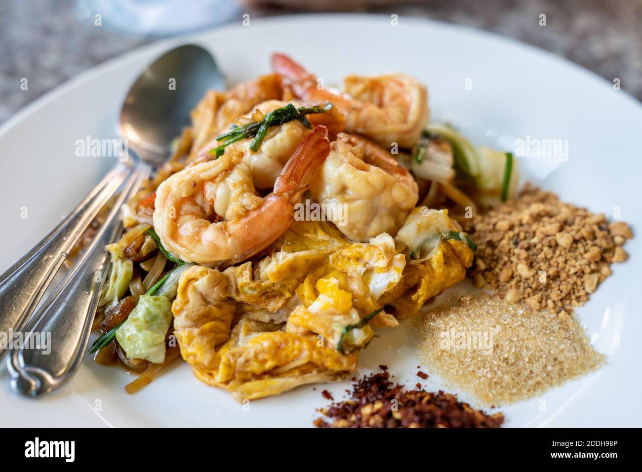 Pad thai shrimp hi-res stock photography and images - Alamy