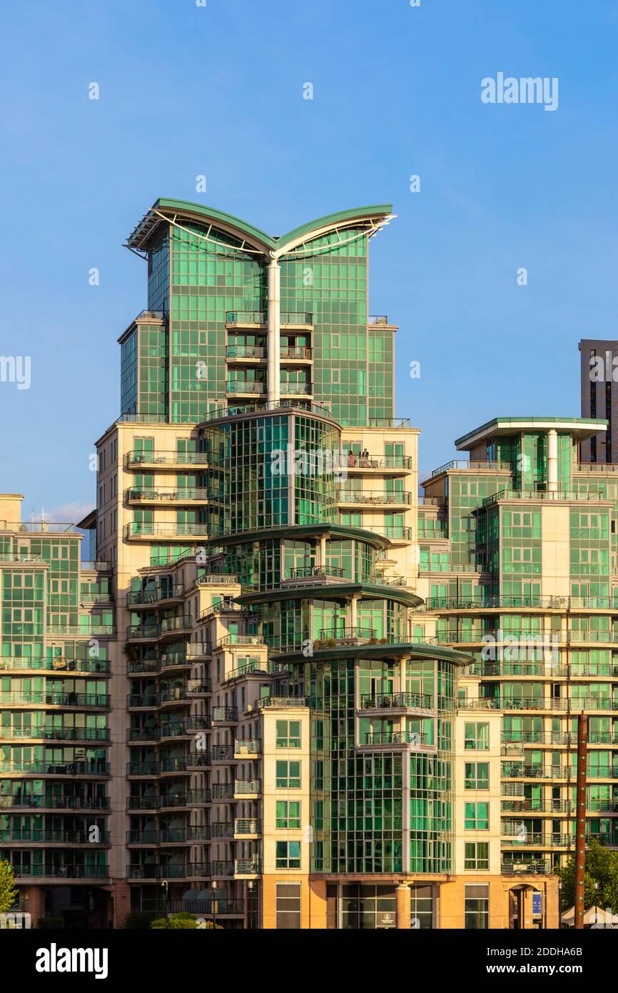 Luxury riverside living river thames hi-res stock photography and ...
