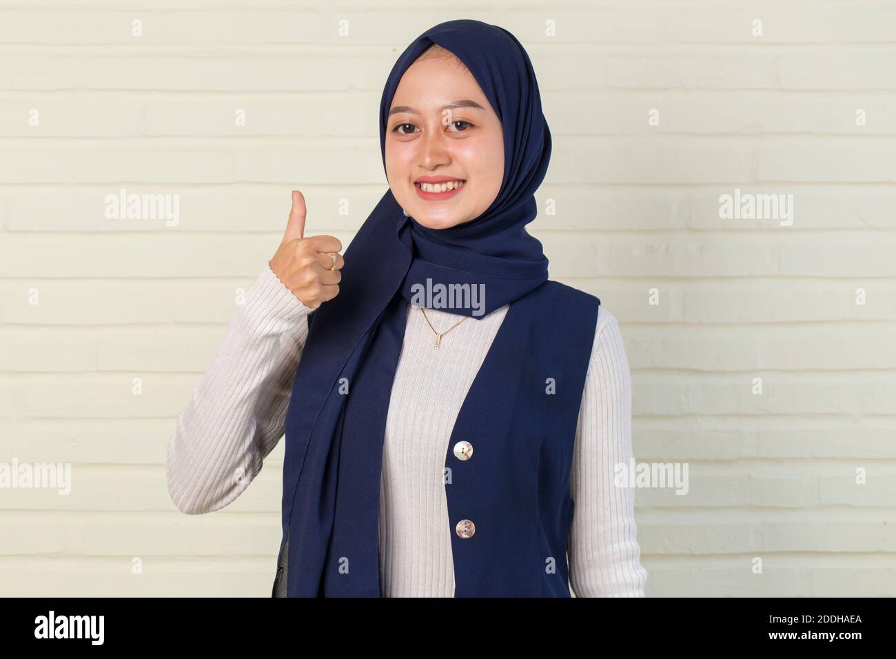 Asian muslim woman wearing hijab with ok sign gesture Stock Photo - Alamy