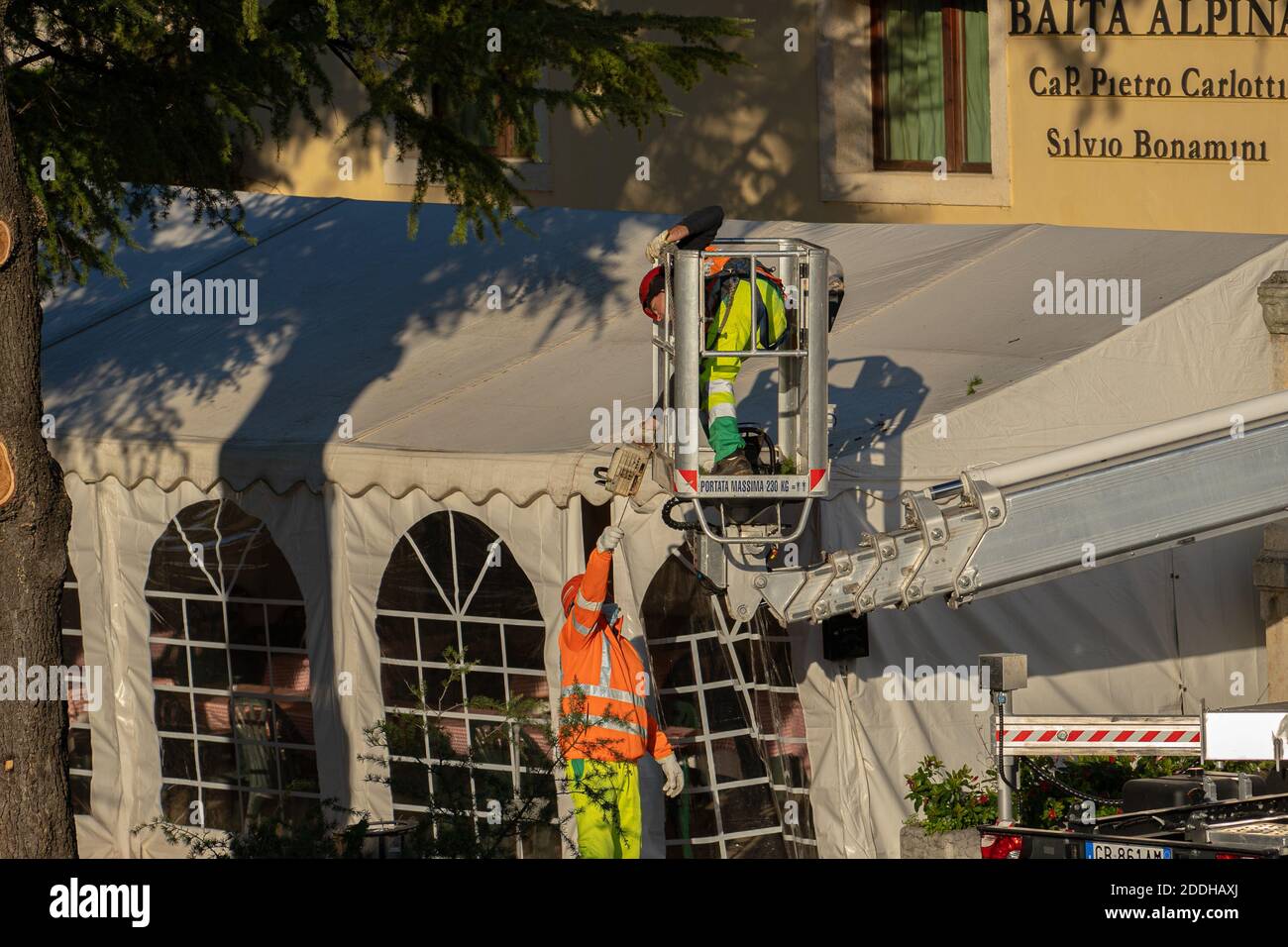 Work men hi-res stock photography and images - Alamy