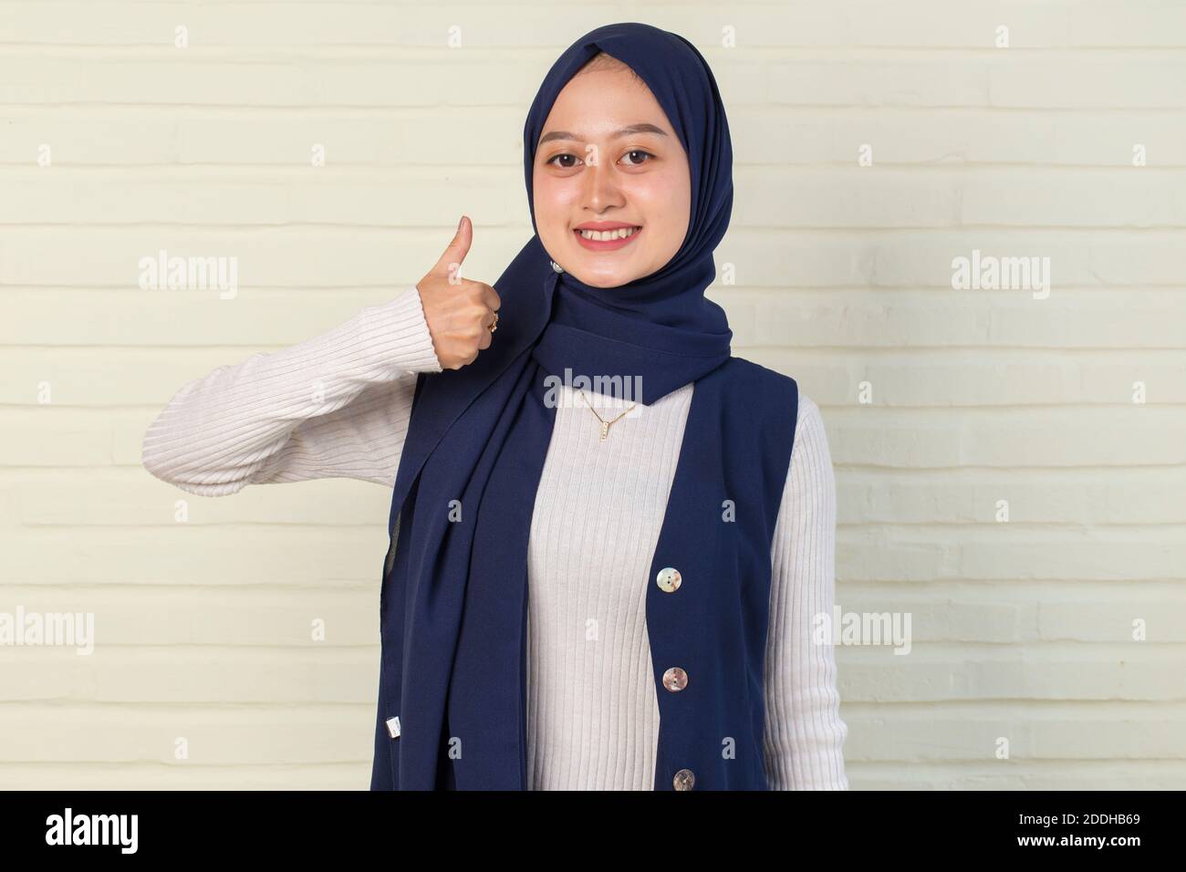 Asian muslim woman wearing hijab with ok sign gesture Stock Photo - Alamy