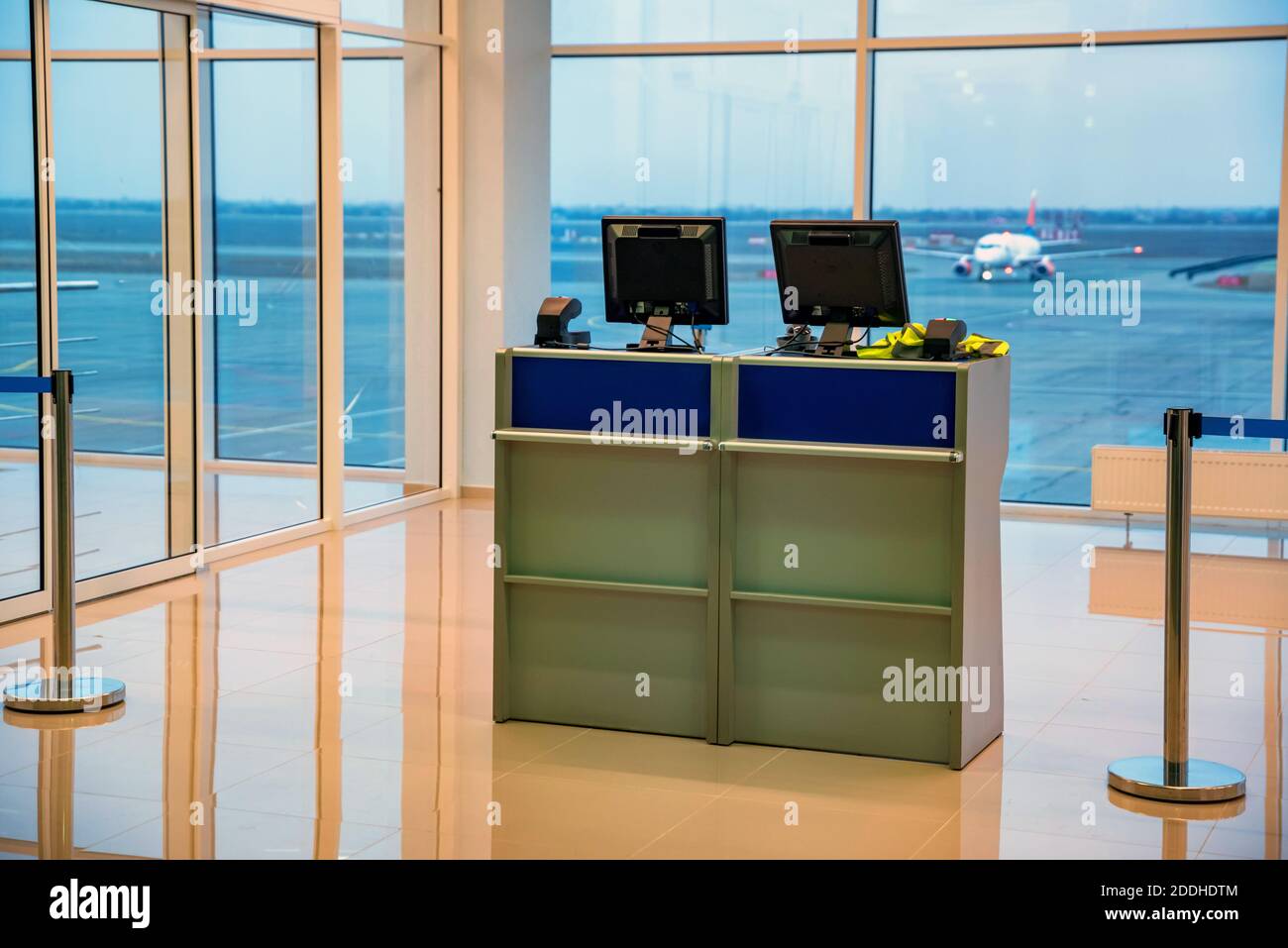 Reception desks hi-res stock photography and images - Alamy