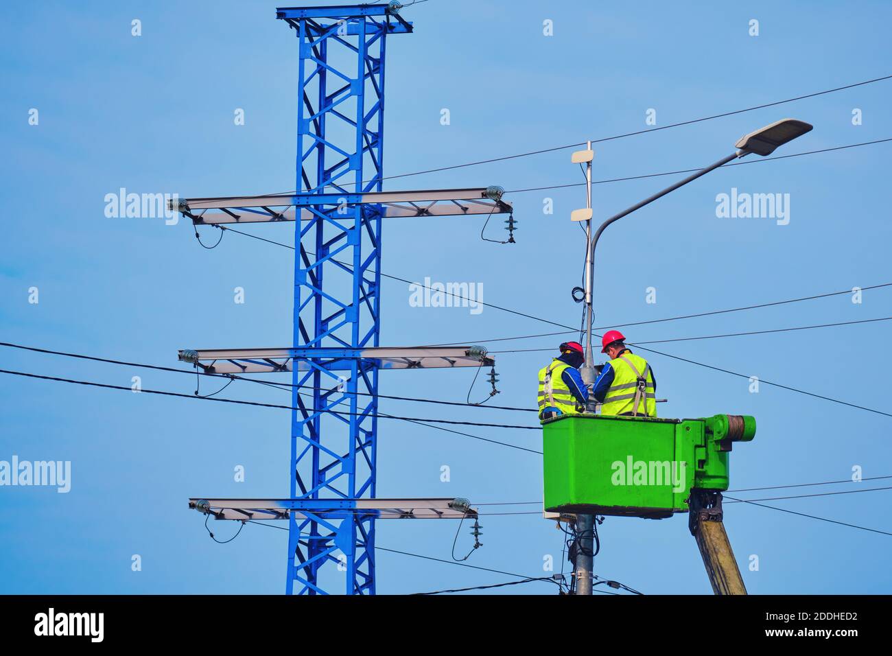 Lineman tower hi-res stock photography and images - Alamy