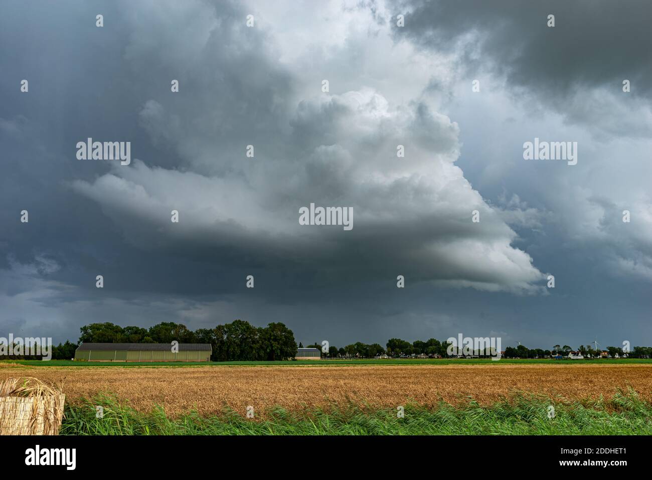 Thunderstorm updraft hi-res stock photography and images - Alamy