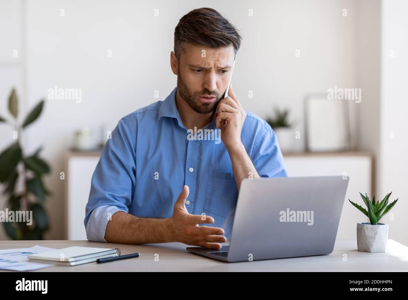 Computer repair man desk hi-res stock photography and images - Alamy