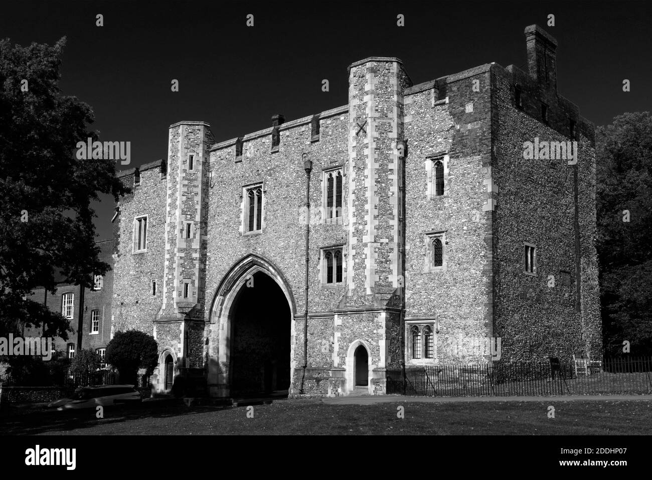 St albans abbey gatehouse hi-res stock photography and images - Alamy