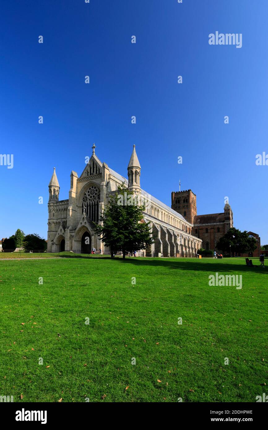 Summer view of St Albans Cathedral, St Albans City, Hertfordshire ...