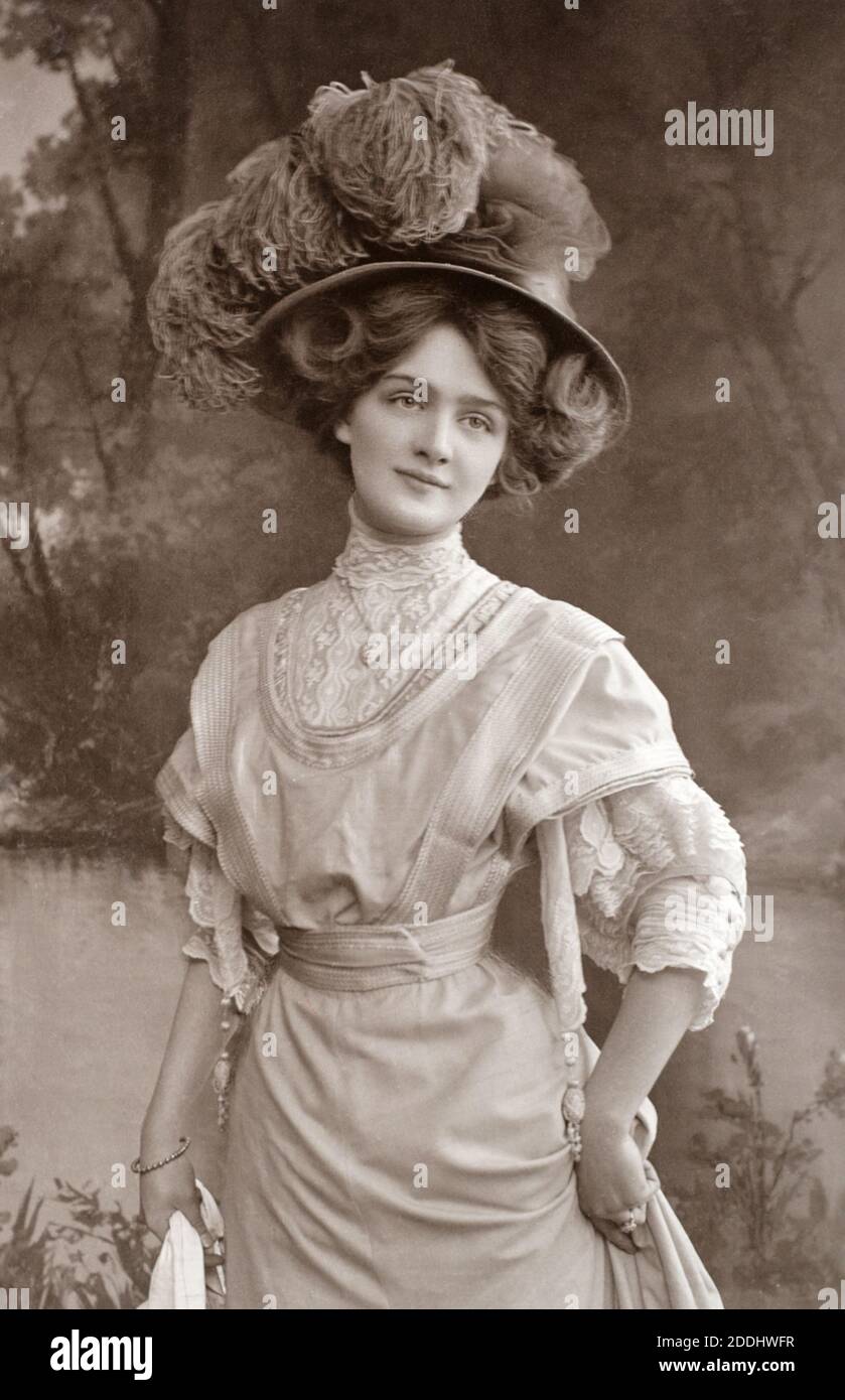 Edwardian lady hi-res stock photography and images - Alamy