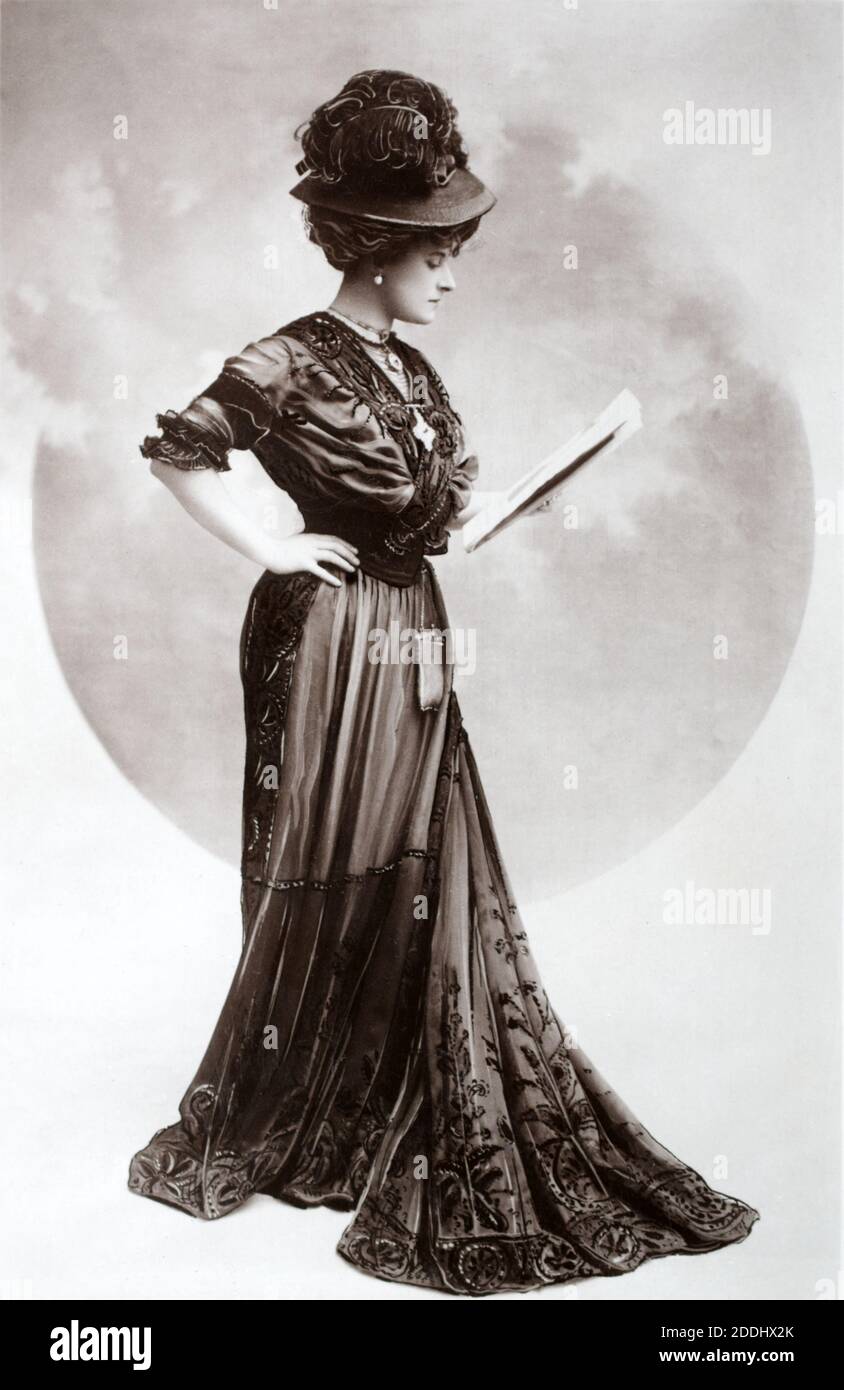 Reading actress hi-res stock photography and images - Alamy