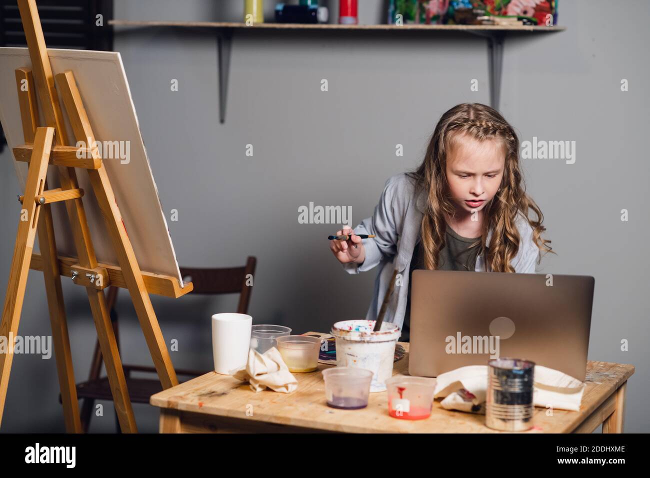 Artist reference female hi-res stock photography and images - Alamy
