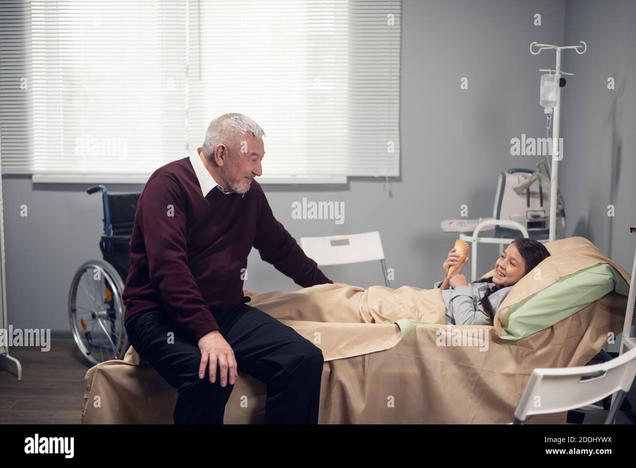 Elderly man in hospital bed family hi-res stock photography and images ...
