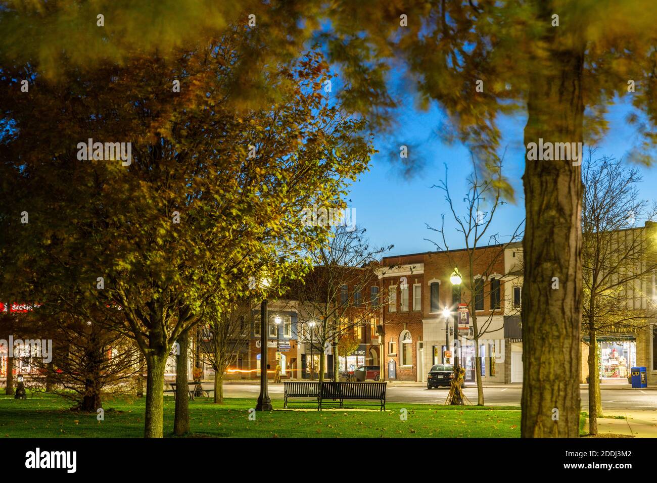 Fall foliage at Courthouse Park within Courthouse Square at dusk in ...