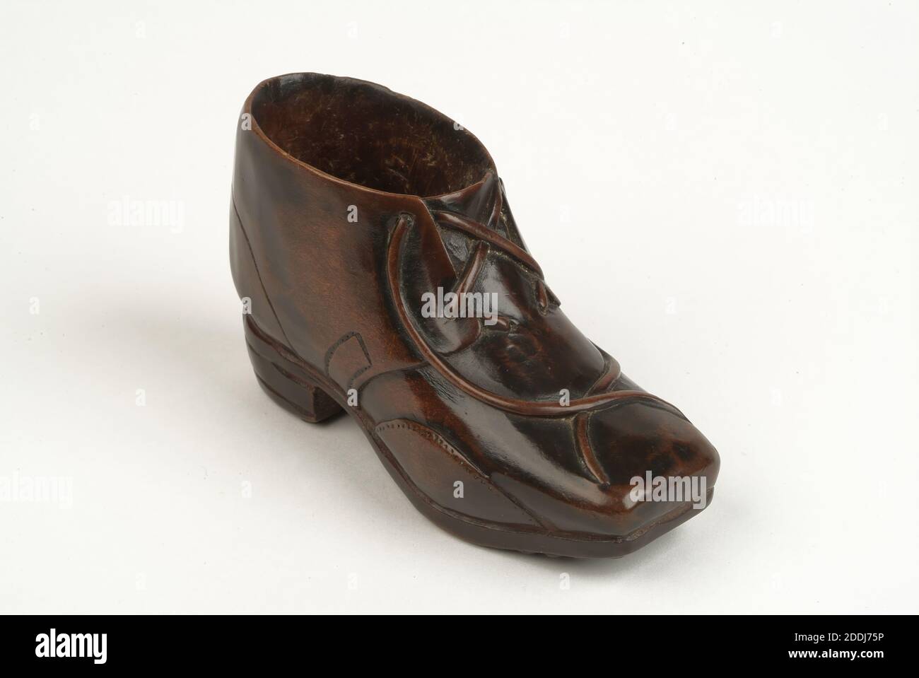 Producing small wooden trinkets hi-res stock photography and images - Alamy