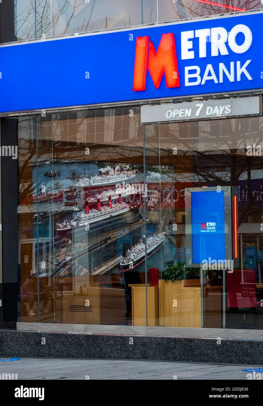 a branch of metro bank in southampton Stock Photo - Alamy