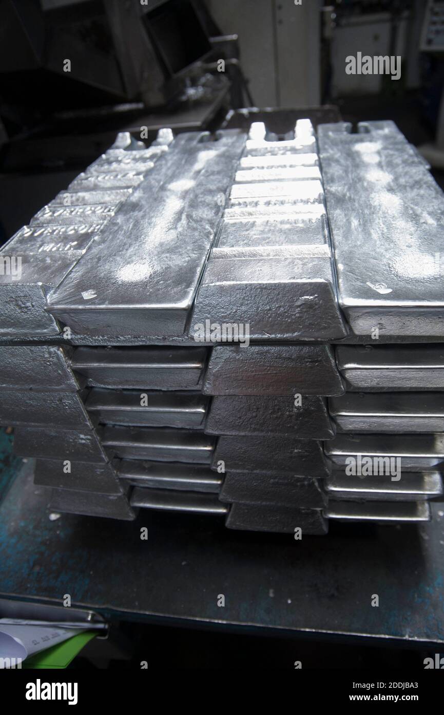 Zinc bars hi-res stock photography and images - Alamy