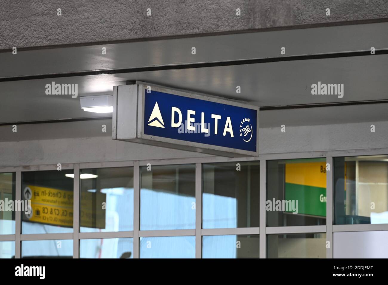 Delta air lines signage hi-res stock photography and images - Alamy