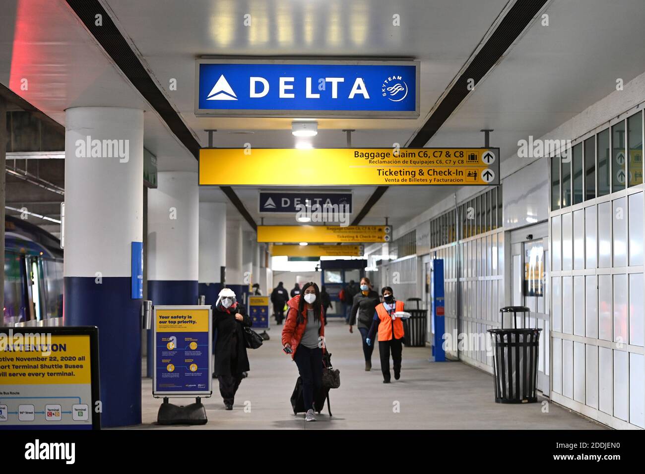 Delta air lines signage hi-res stock photography and images - Alamy