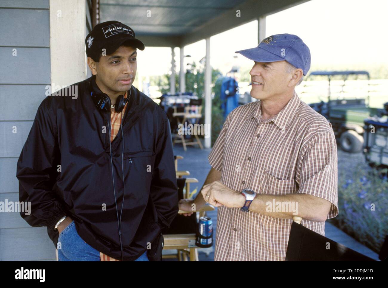 Night shyamalan signs 2002 hi-res stock photography and images - Alamy