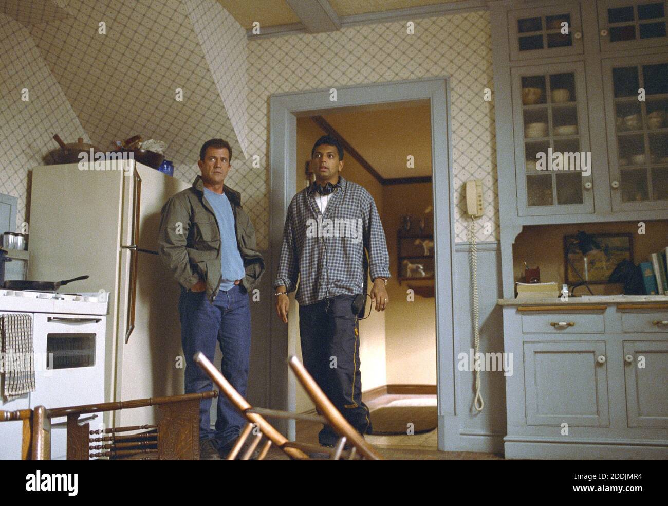 Mel Gibson, Director M. Night Shyamalan, "Signs" (2002) Photo credit ...