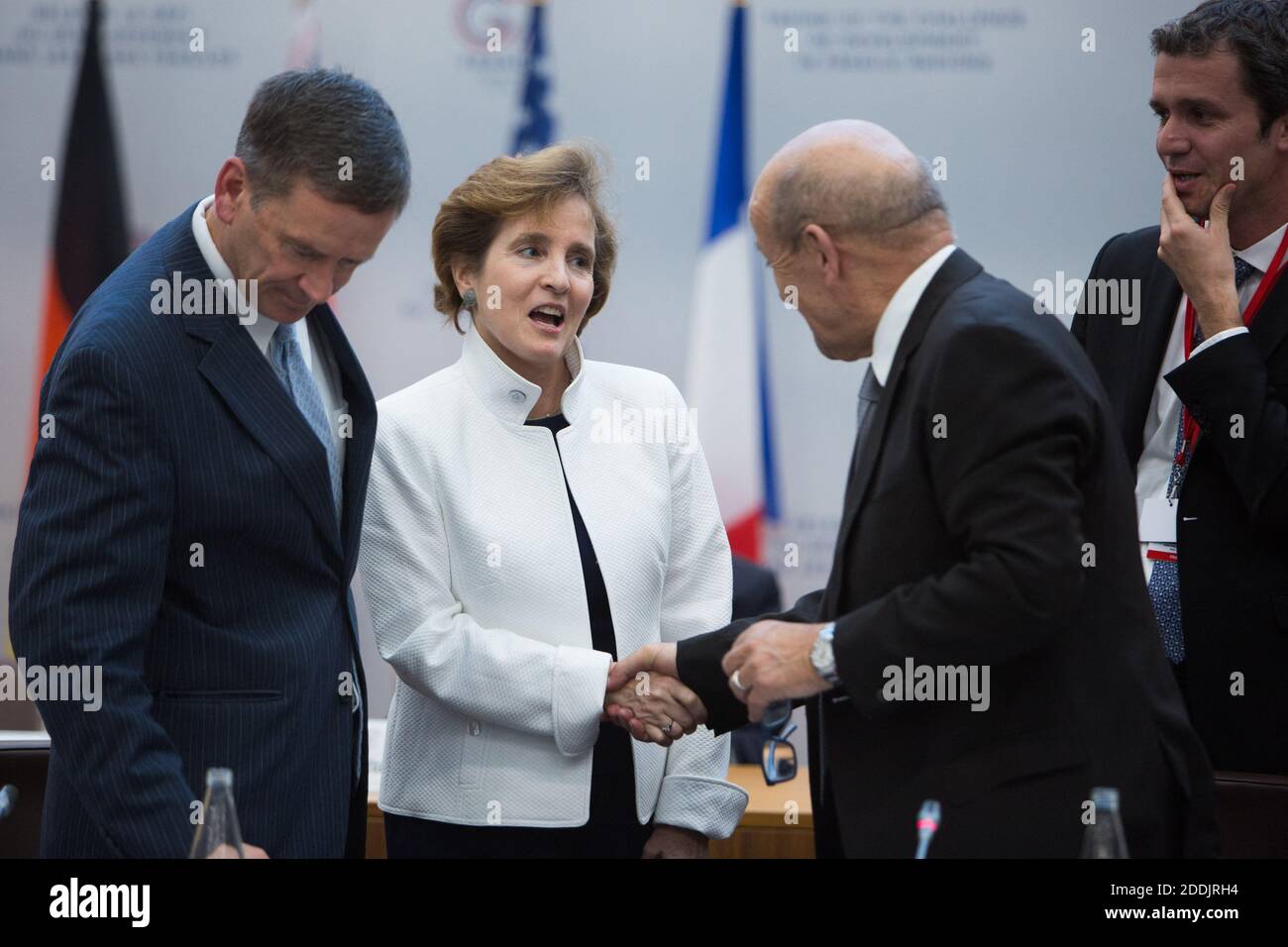 Alice Albright, CEO of the global partnership for education shake hands ...