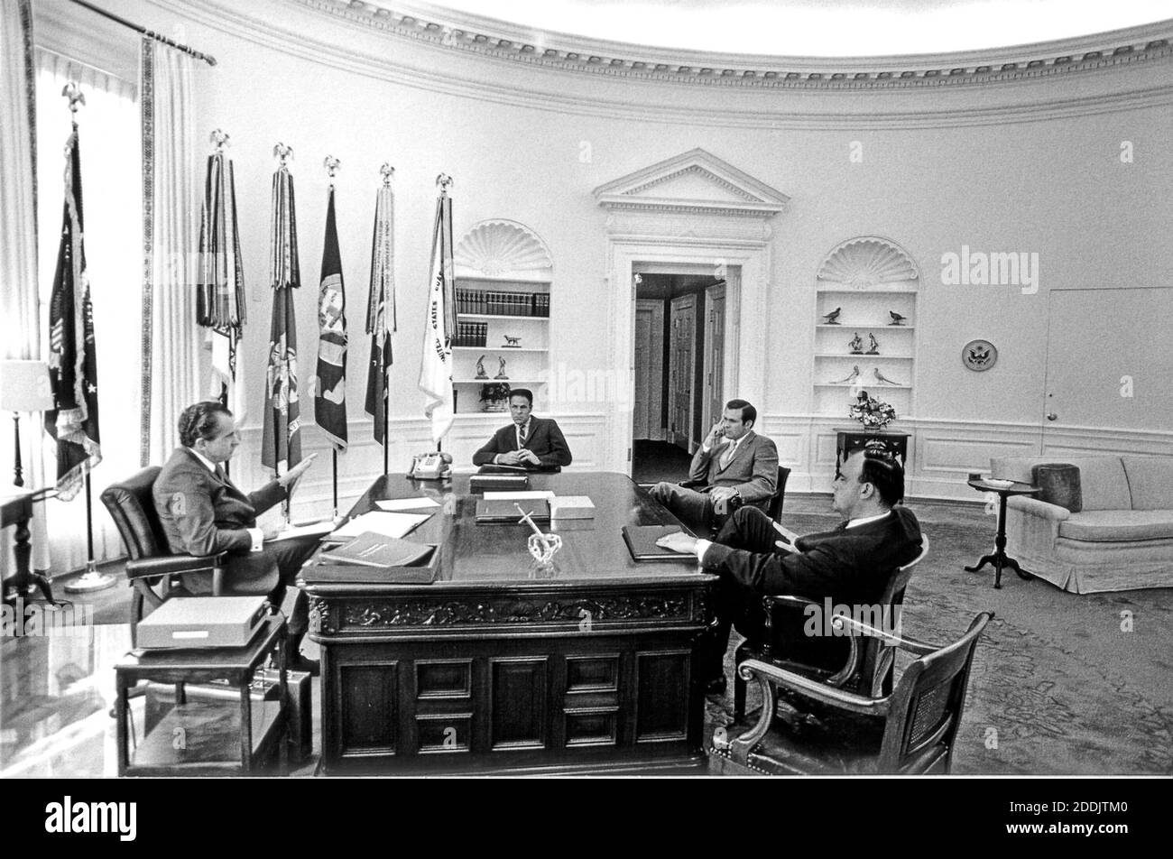 Donald h rumsfeld Black and White Stock Photos & Images - Alamy