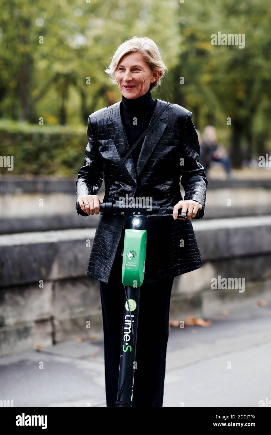 Street style, Elizabeth Von Guttman arriving at Valentino Spring-Summer ...