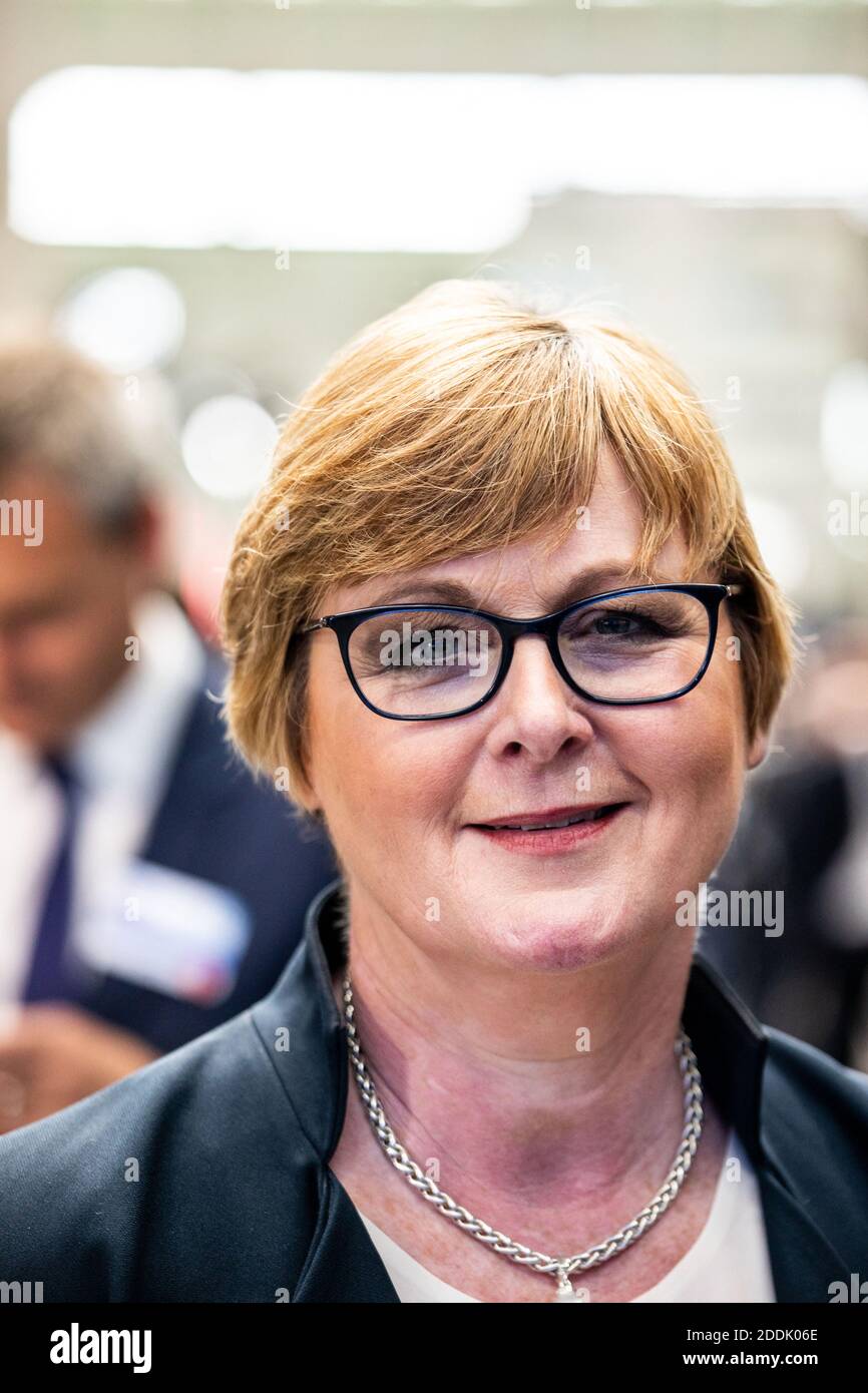 Australian defence minister hi-res stock photography and images - Alamy
