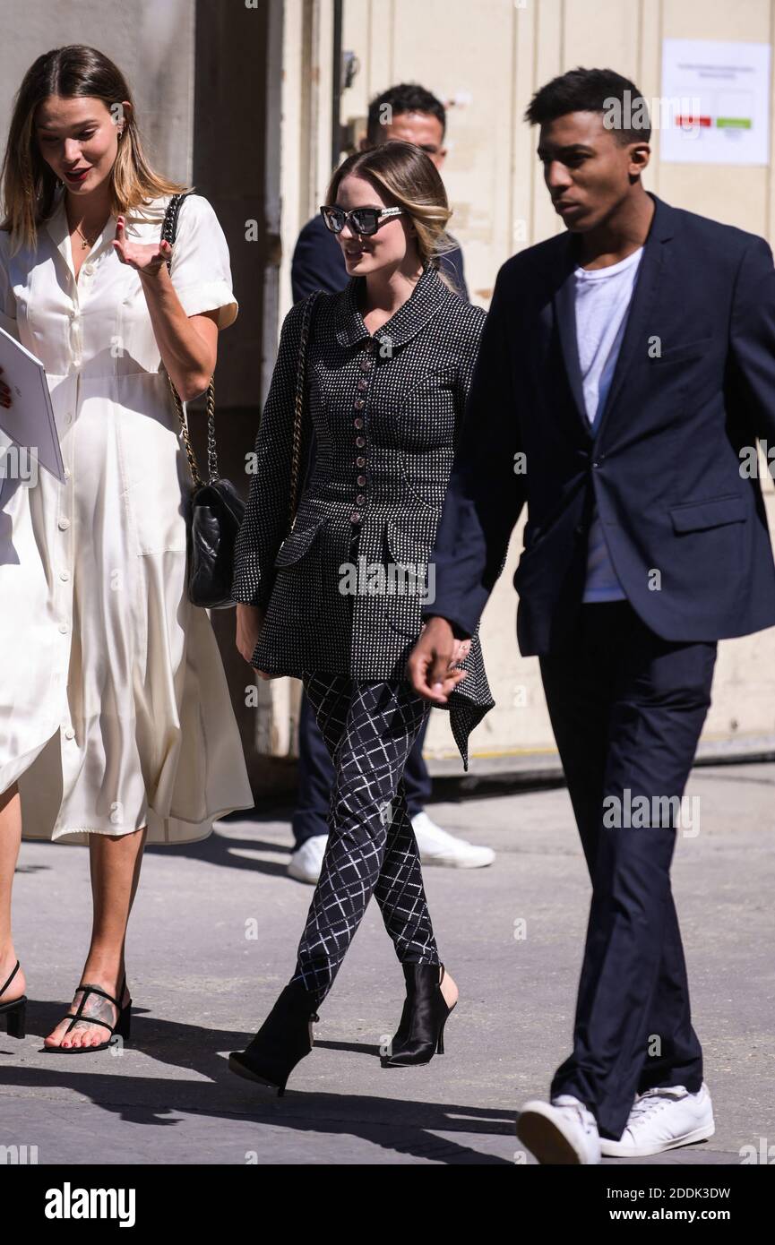 Margot Robbie leaves the Chanel Haute Couture Fall/Winter 2019-2020 ...