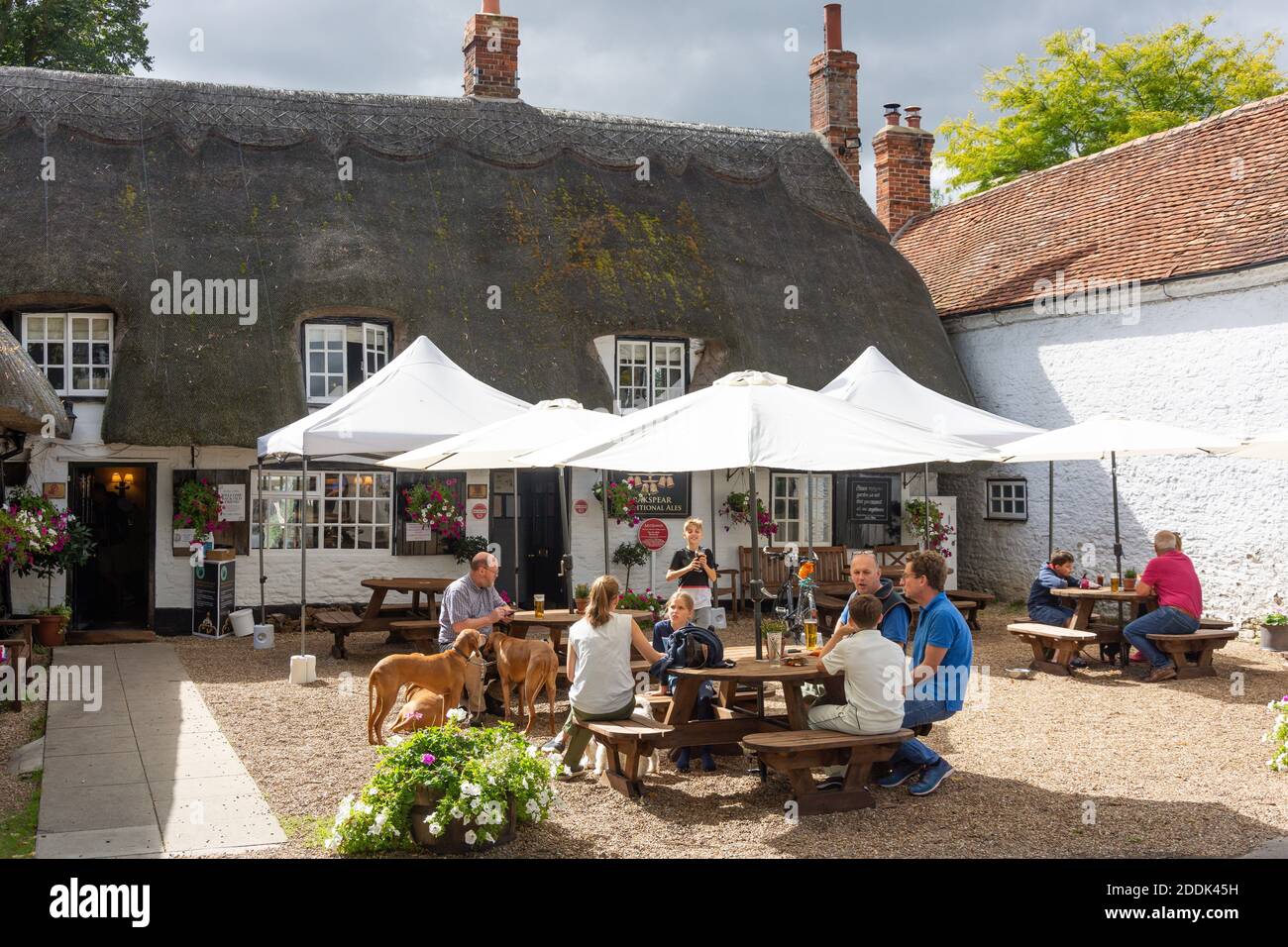 Historic 17th century british pub hi-res stock photography and images ...