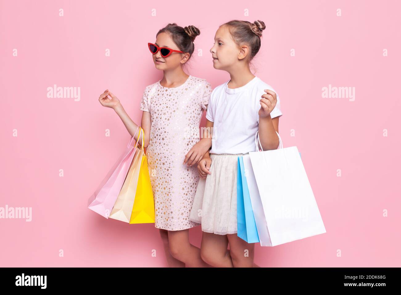 Two girls holding hands teens hi-res stock photography and images - Alamy