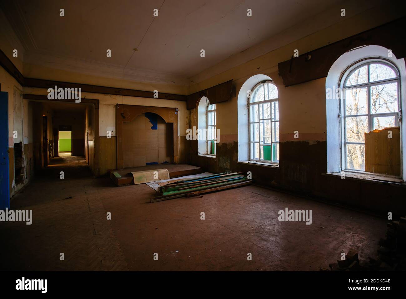 Interior of messy dirty room at old abandoned building Stock Photo - Alamy