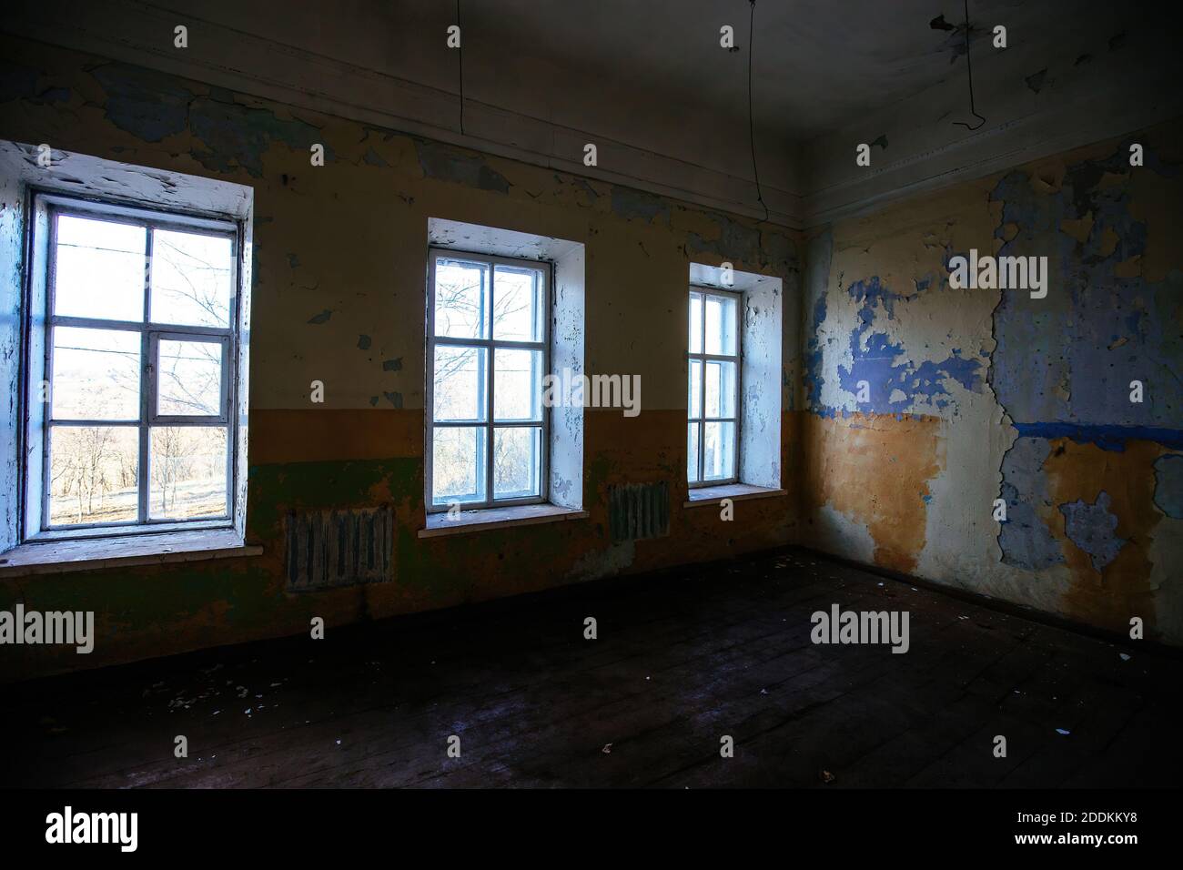 Interior of messy dirty room at old abandoned building Stock Photo - Alamy