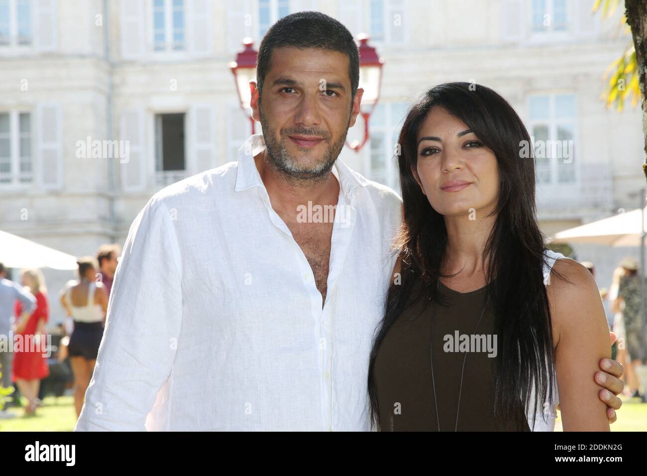 Famille pose hi-res stock photography and images - Alamy