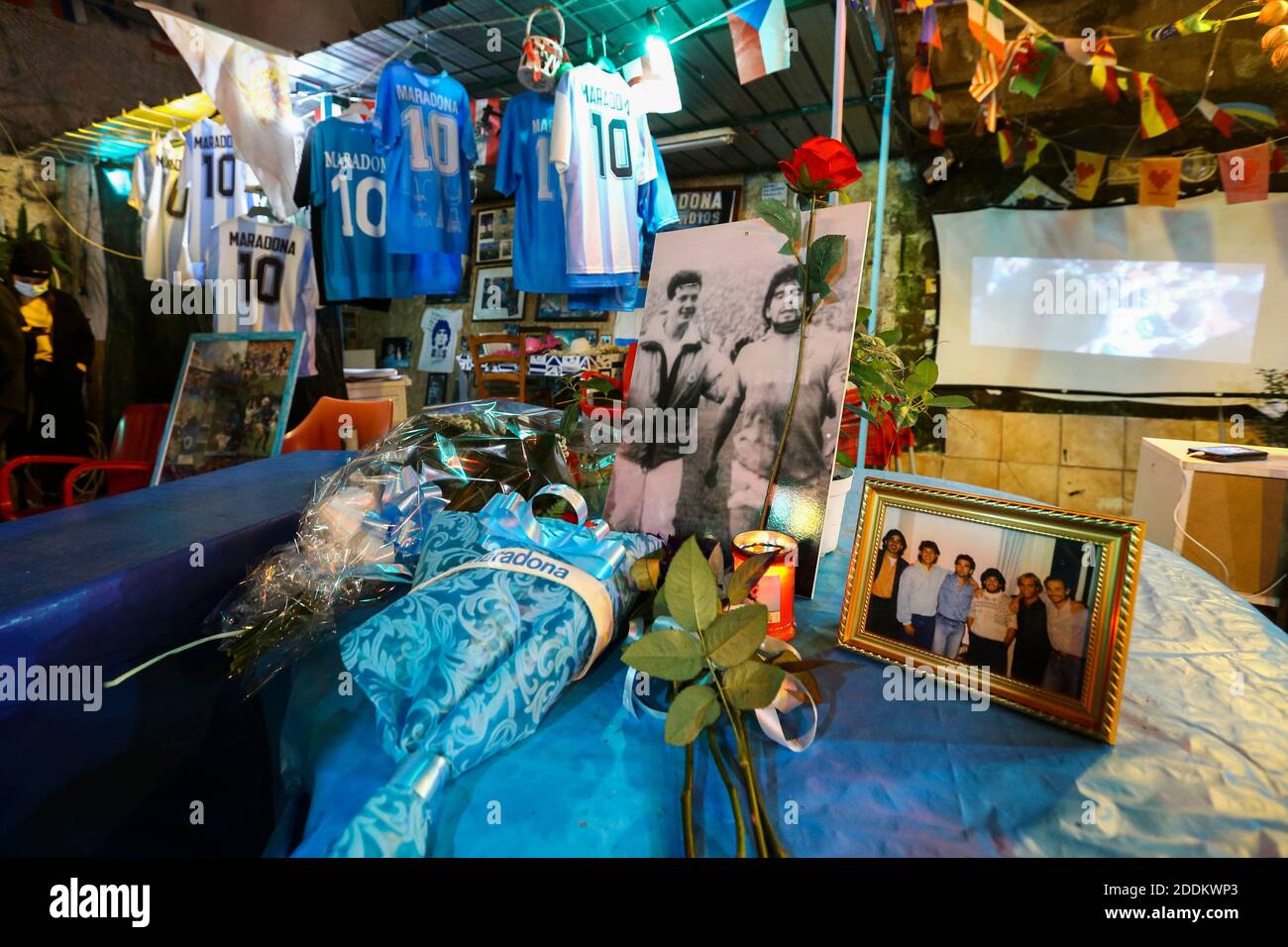 Diego maradona mask hi-res stock photography and images - Alamy