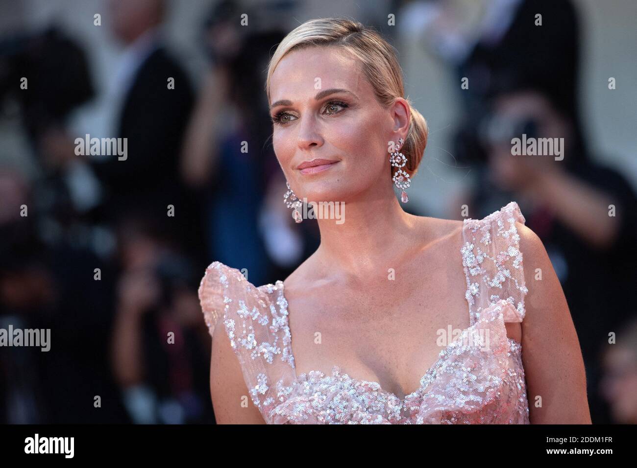 Molly sims attending the hi-res stock photography and images - Alamy