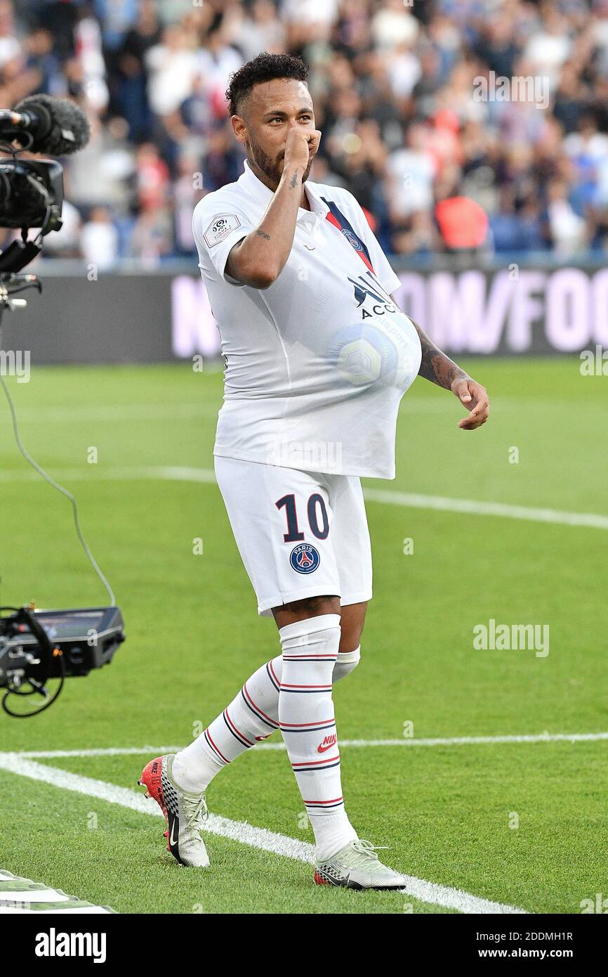 Neymar JR of Paris Saint-Germain celebrates his goal during the Ligue 1 ...