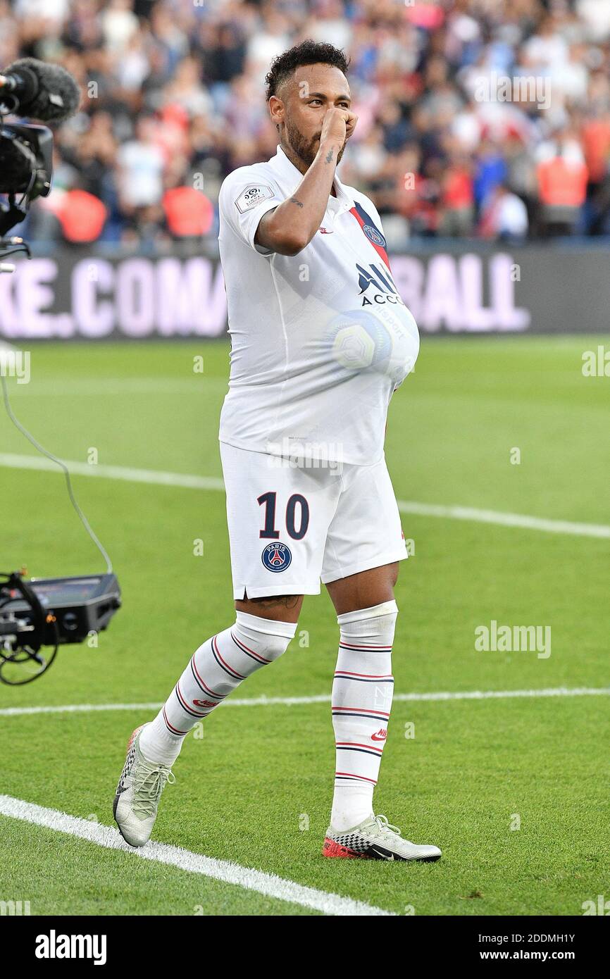 Neymar JR of Paris Saint-Germain celebrates his goal during the Ligue 1 ...