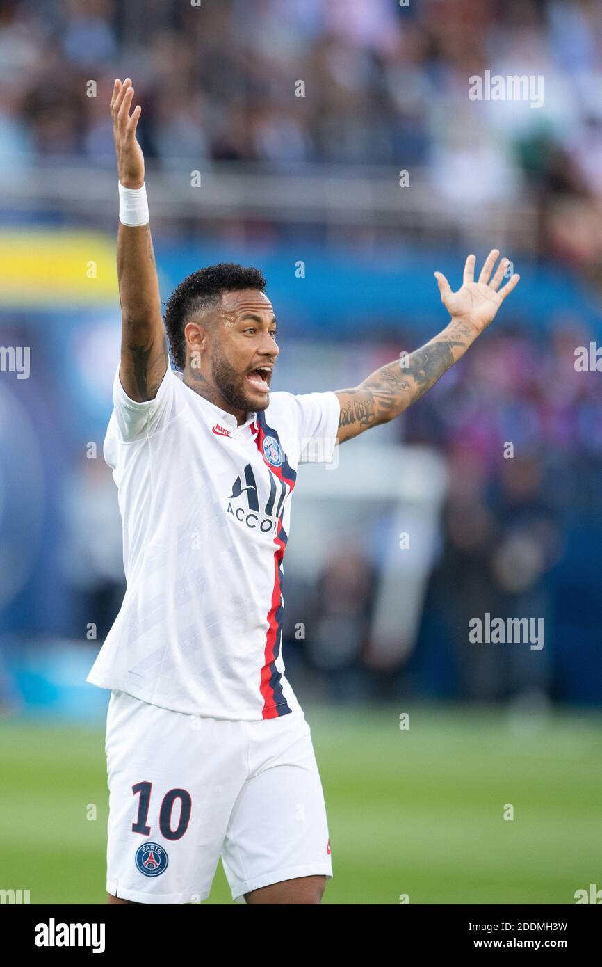 Neymar JR of Paris Saint-Germain in action during the Ligue 1 match ...