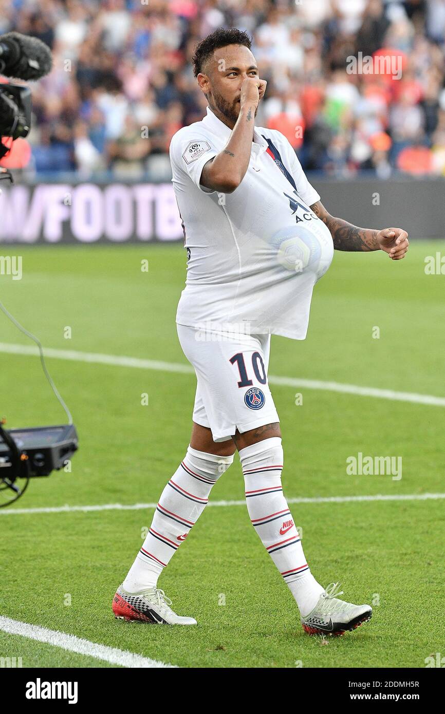 Neymar JR of Paris Saint-Germain celebrates his goal during the Ligue 1 ...