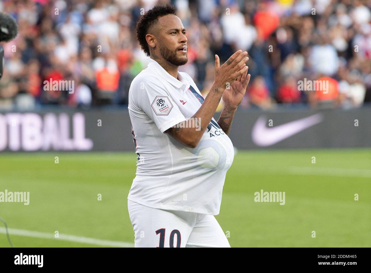 Neymar JR of Paris Saint-Germain celebrates his goal during the Ligue 1 ...