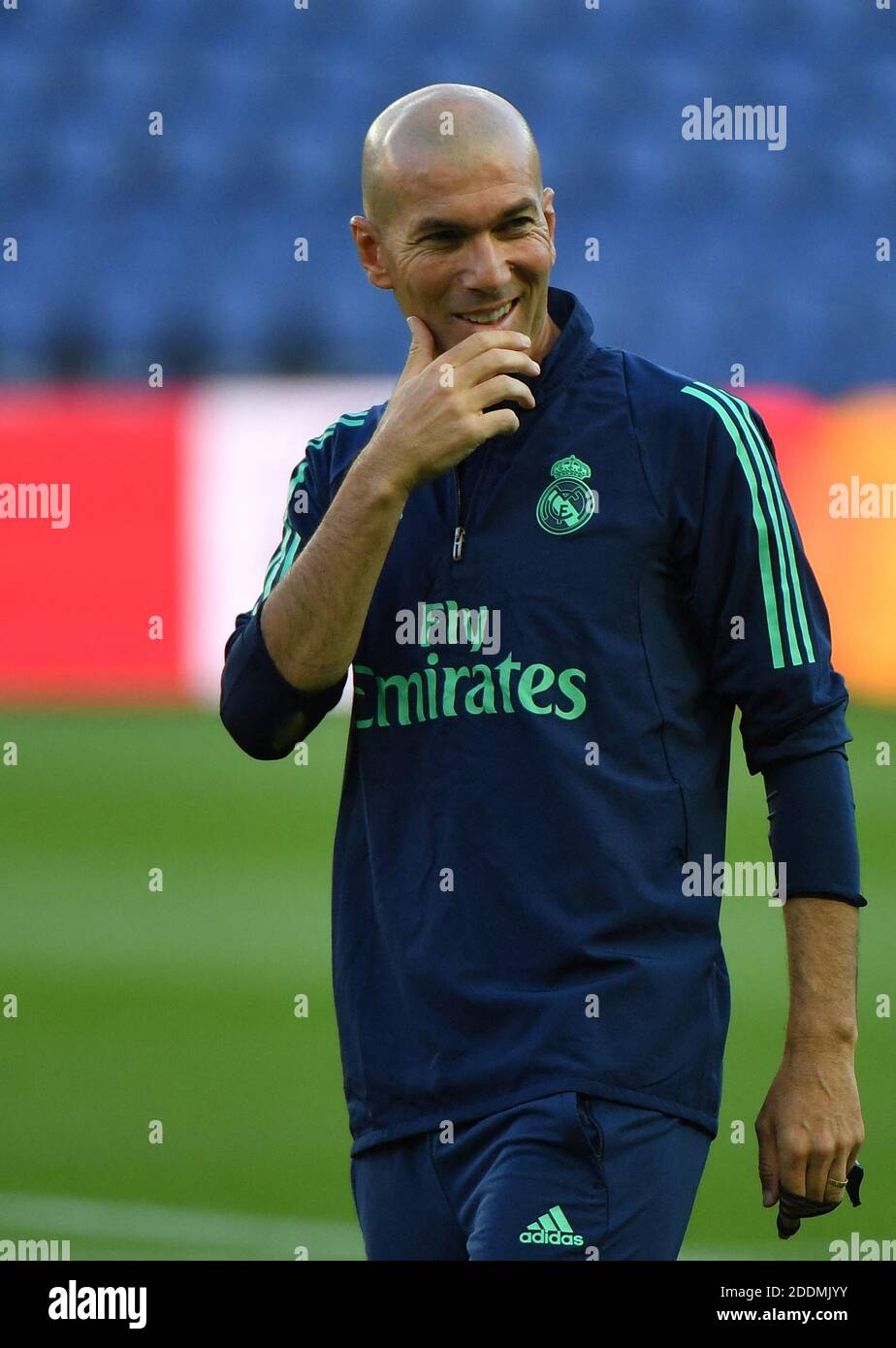 Real Madrid's French coach Zinedine Zidane during a training session on ...
