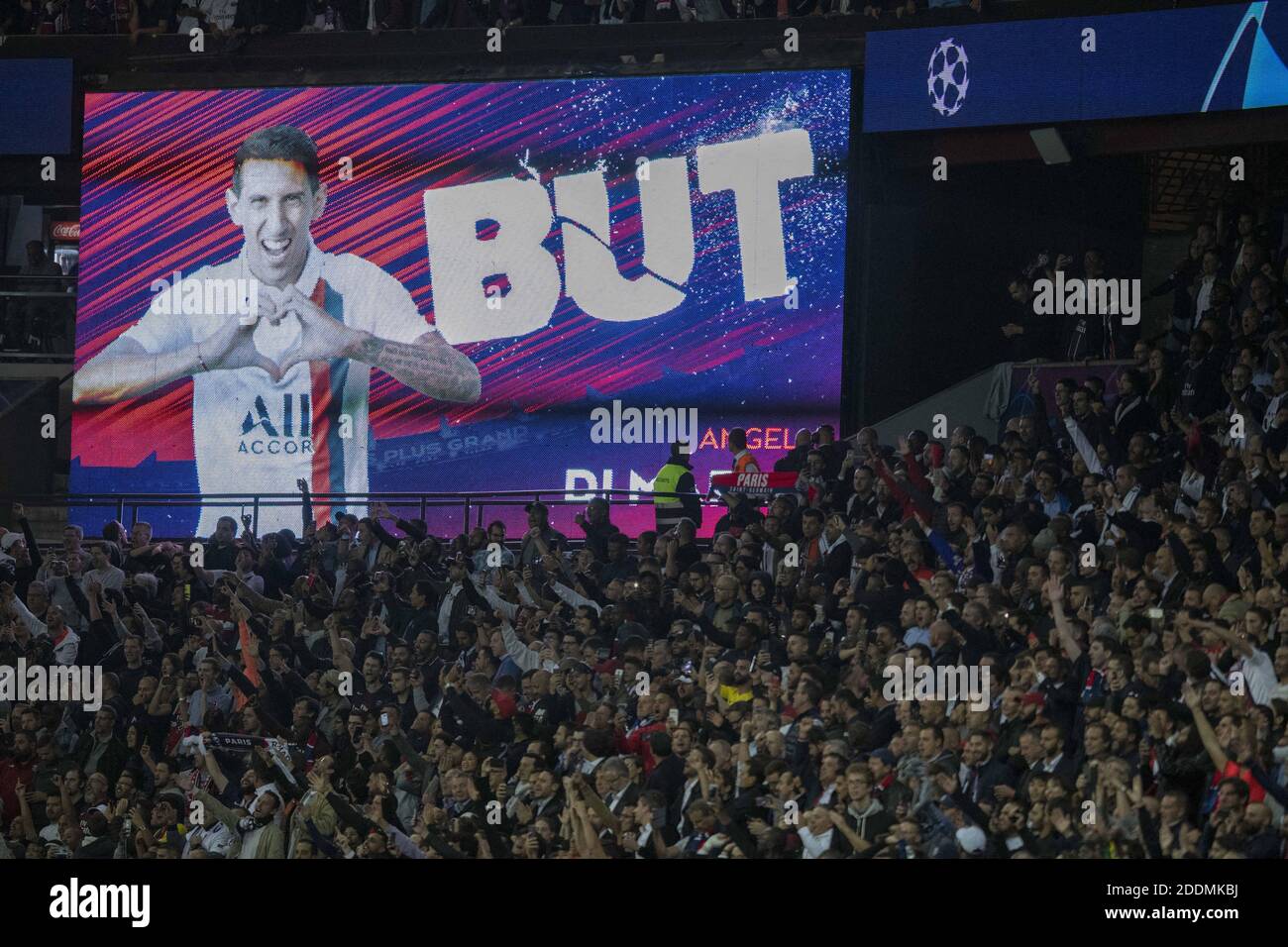Paris saint germain fans in the stands hi-res stock photography and ...