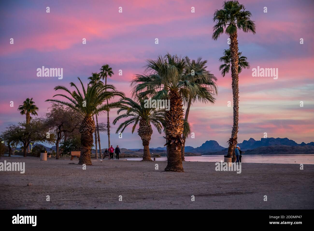 Dramatic vibrant sunset scenery at Lake Havasu, Arizona Stock Photo - Alamy