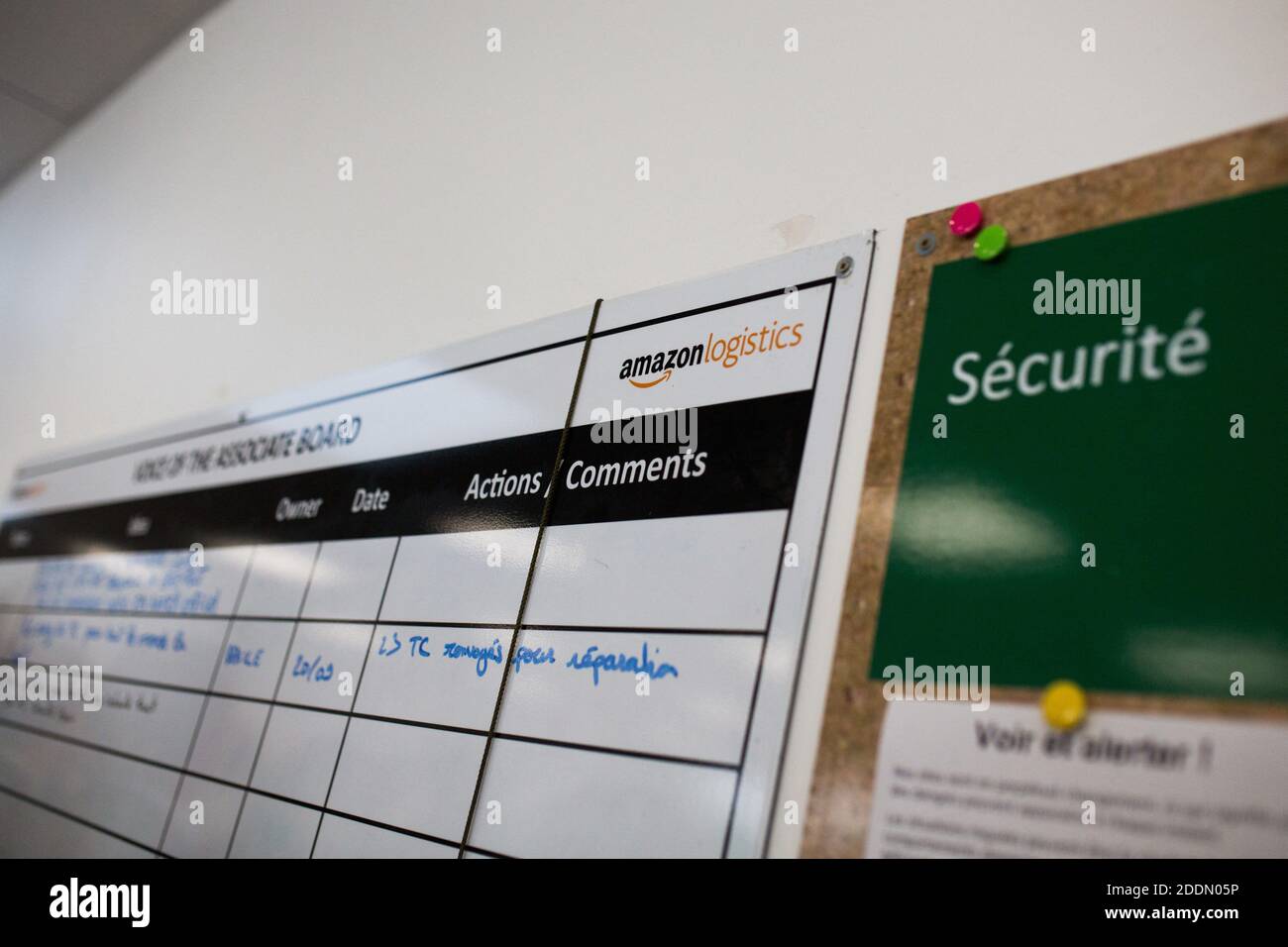 Amazon logistics logo hi-res stock photography and images - Alamy