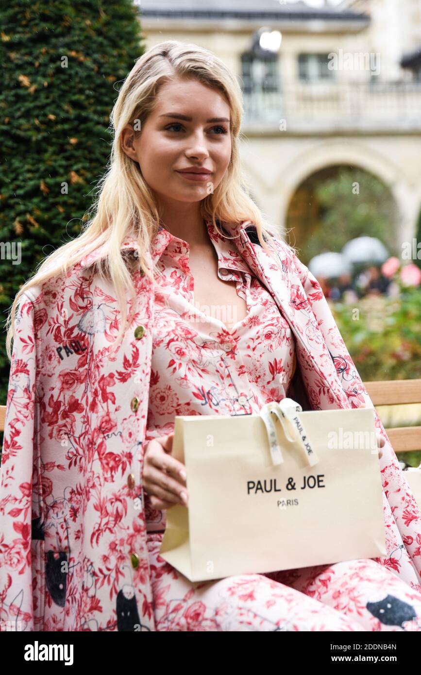 Lottie moss runway hi-res stock photography and images - Alamy