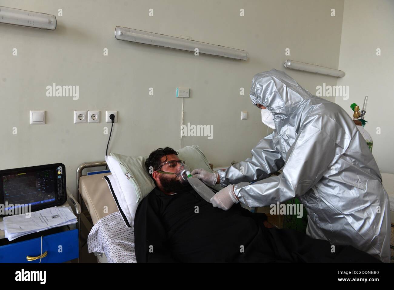 Afghan doctor hi-res stock photography and images - Alamy