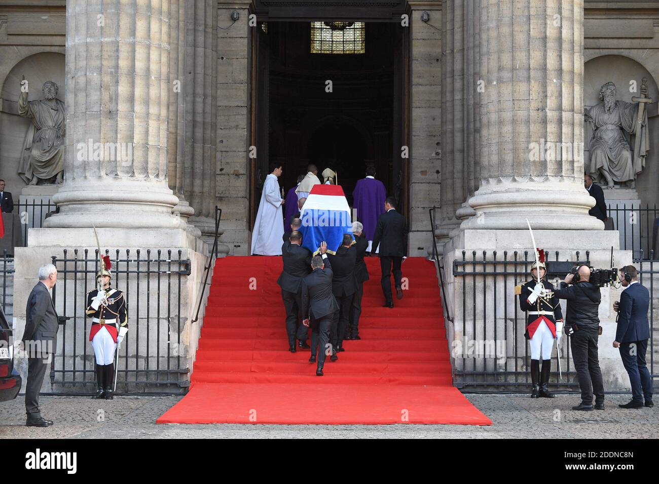 The coffin arriving to the funeral ceremony for former French president ...