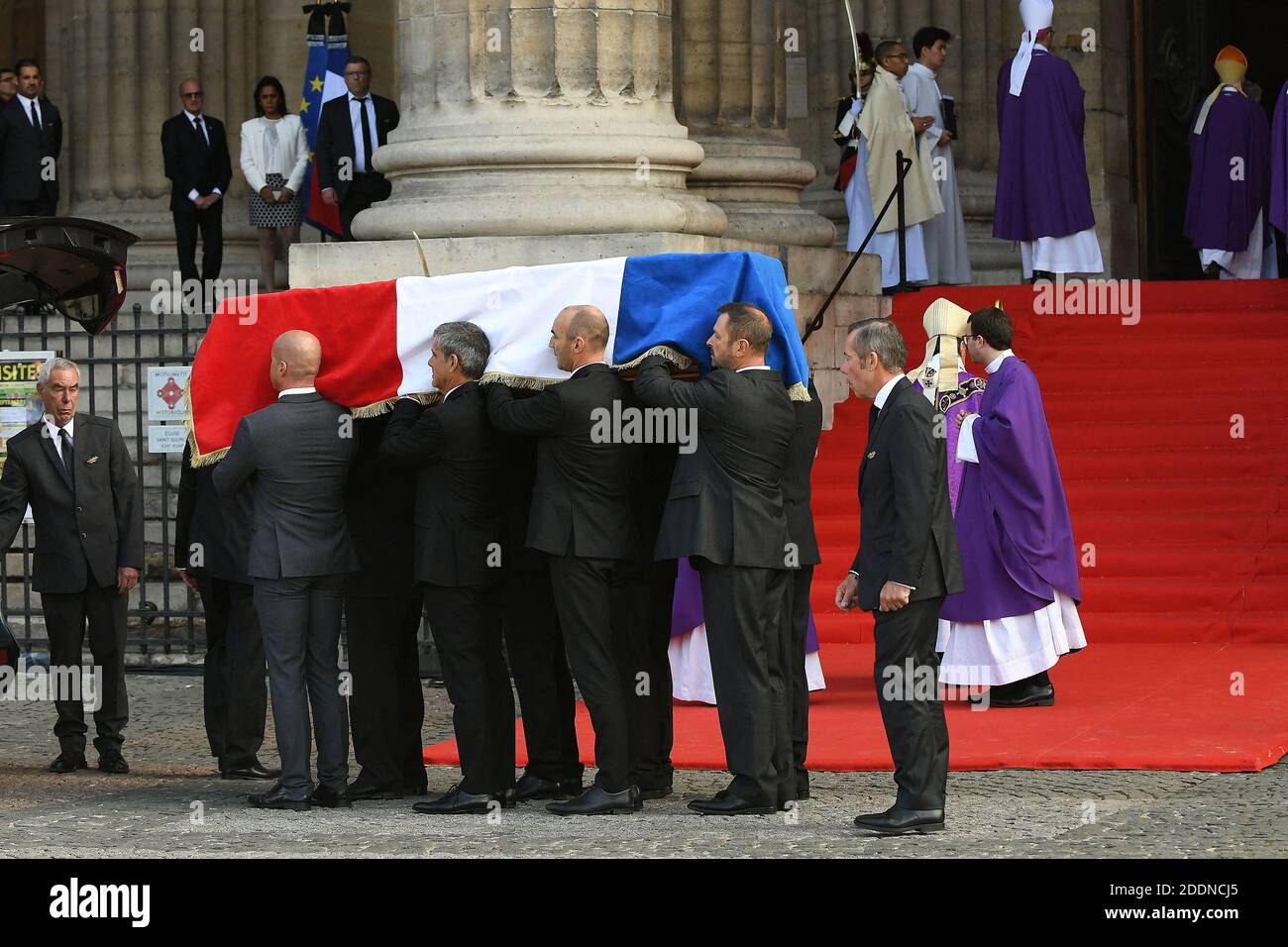 The casket carrying the body of Jacques Chirac arrives to the funeral ...